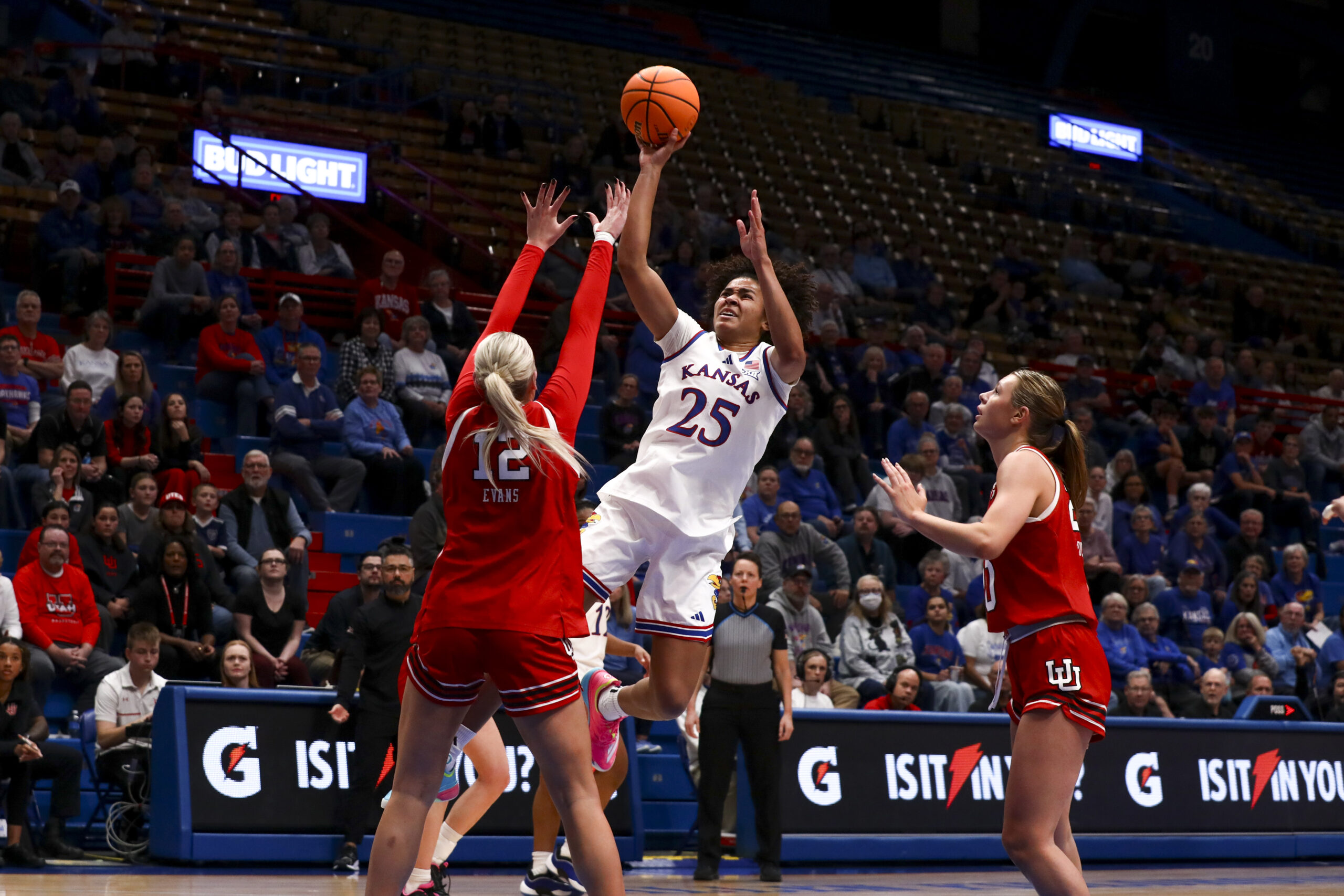 Late rally in vain as Kansas suffers third conference loss in 62-59 ...